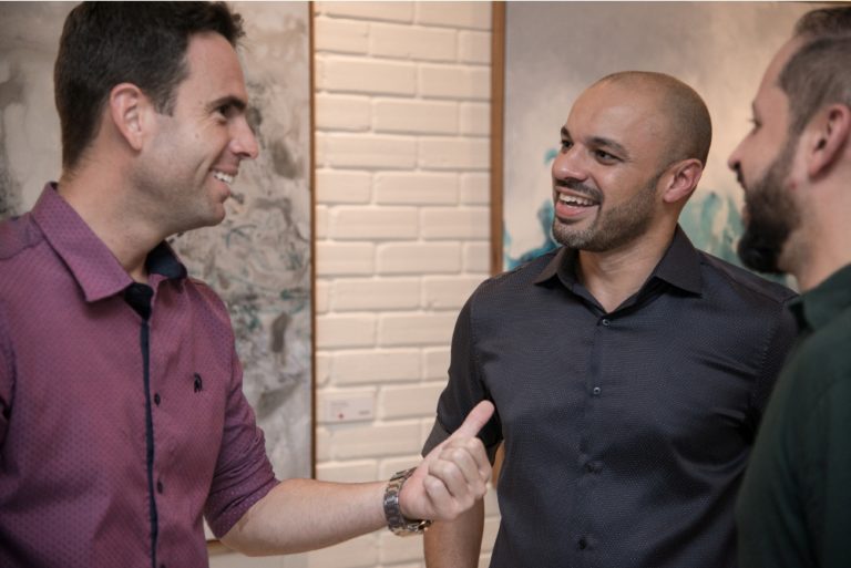 Daniel Cavalcanti inaugura exposição com muitos convidados – Portal ...